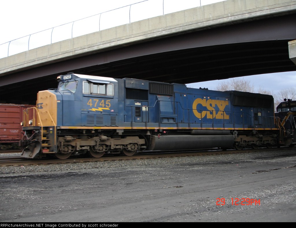 CSX 4745 heads WB with the CSX Q293